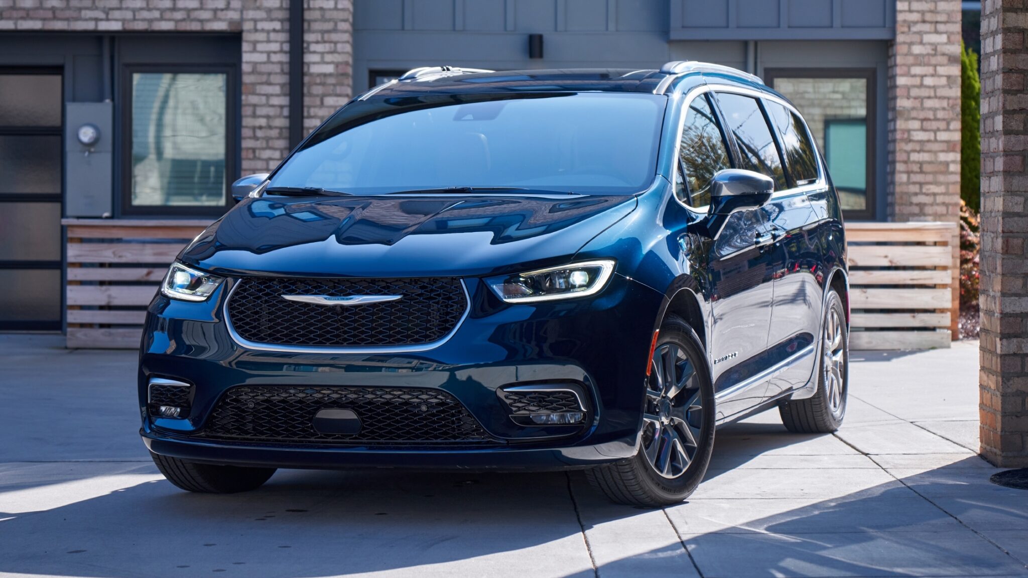 Chrysler Pacifica's New "Color-Shifting" Fathom Blue Is Now Available ...