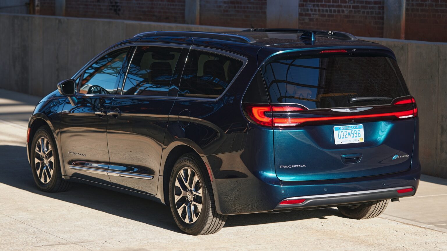 Chrysler Pacifica's New "Color-Shifting" Fathom Blue Is Now Available ...