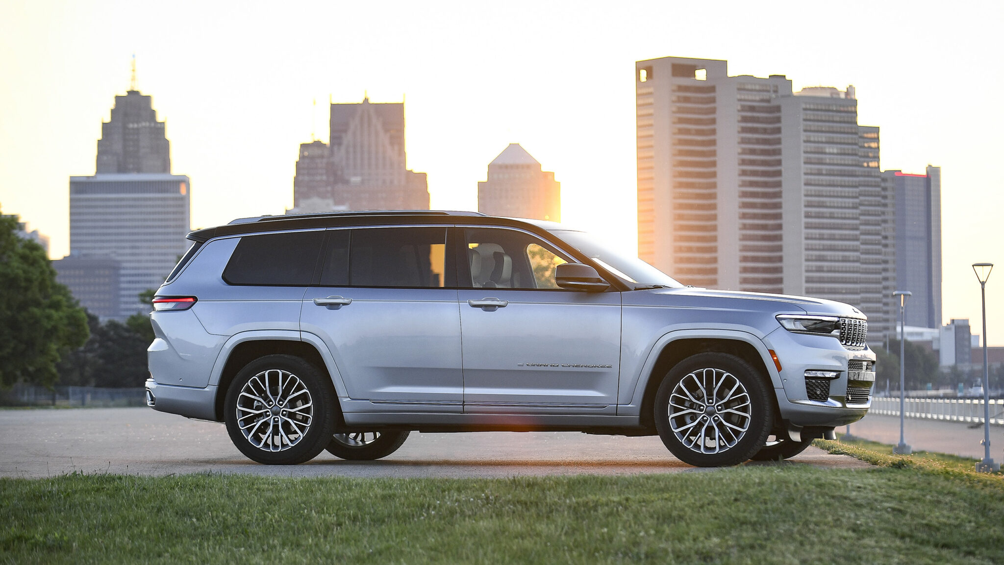 Jeep® Quietly Drops The HEMI From It's Two-Row Grand Cherokee ...