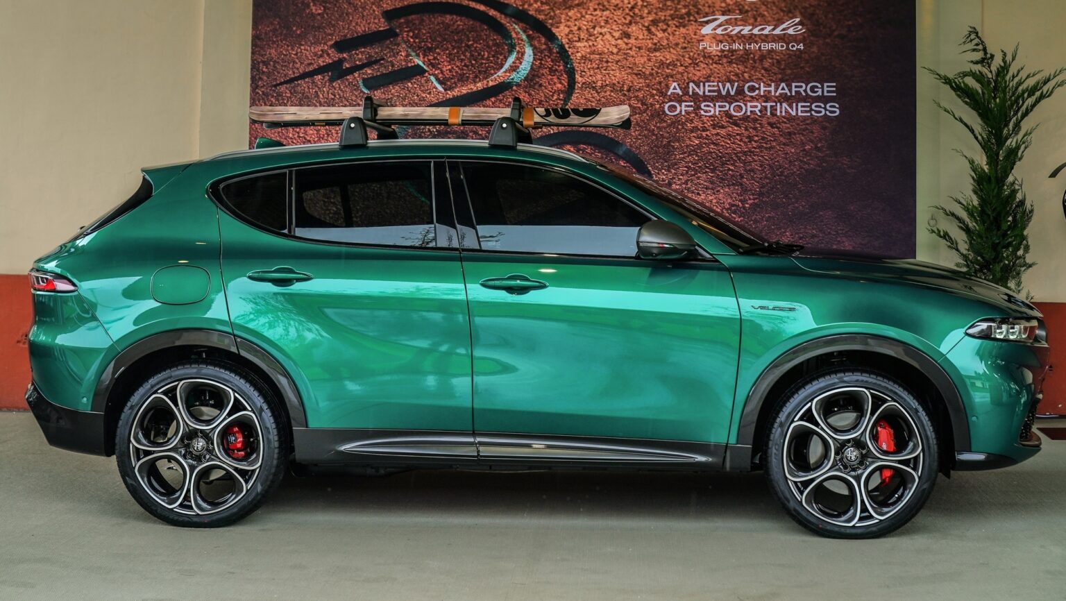 Alfa Romeo Tonale PHEV Q4 Named "Green SUV of the Year" - MoparInsiders