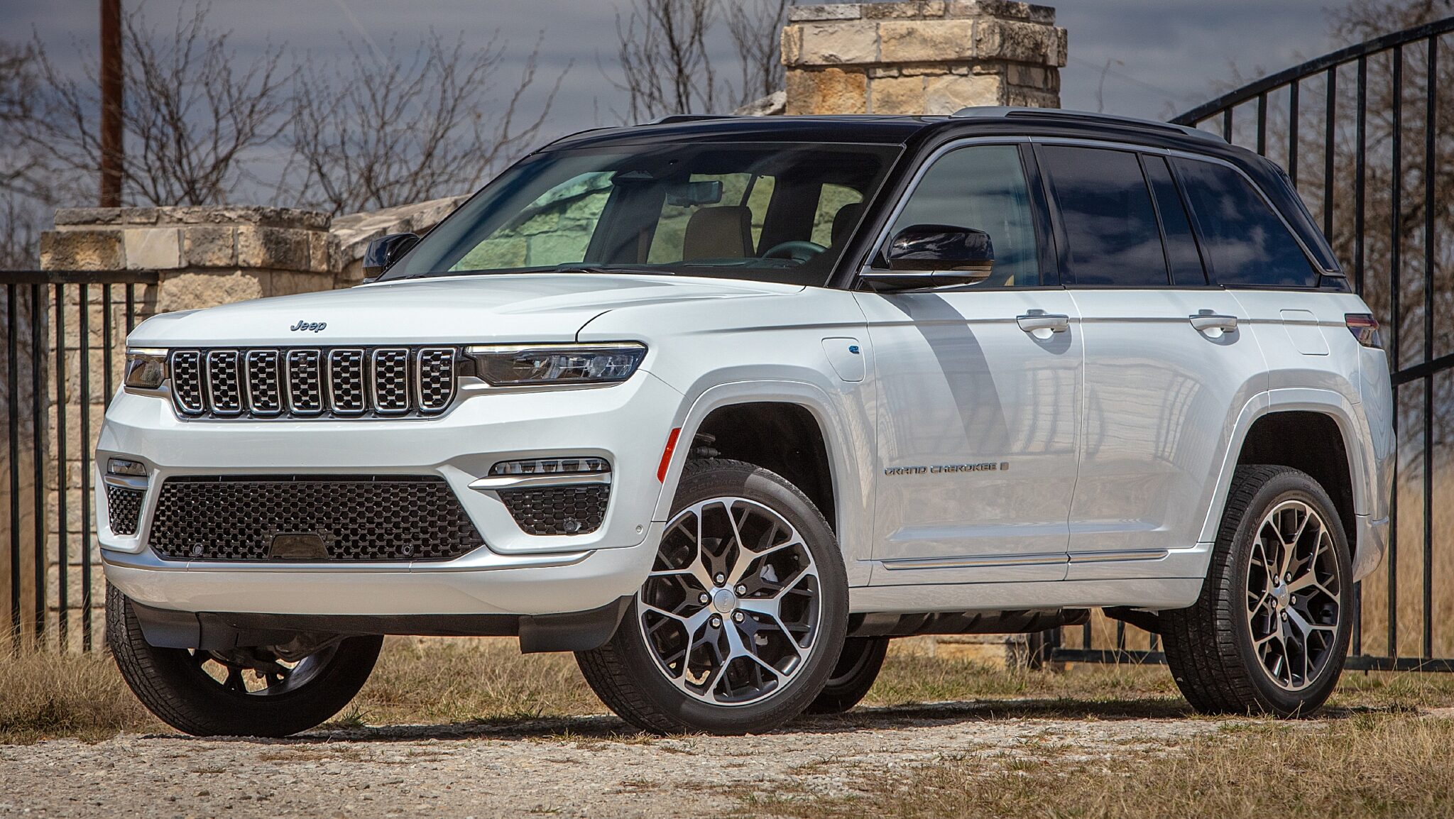 Jeep® Quietly Drops The HEMI From It's Two-Row Grand Cherokee ...