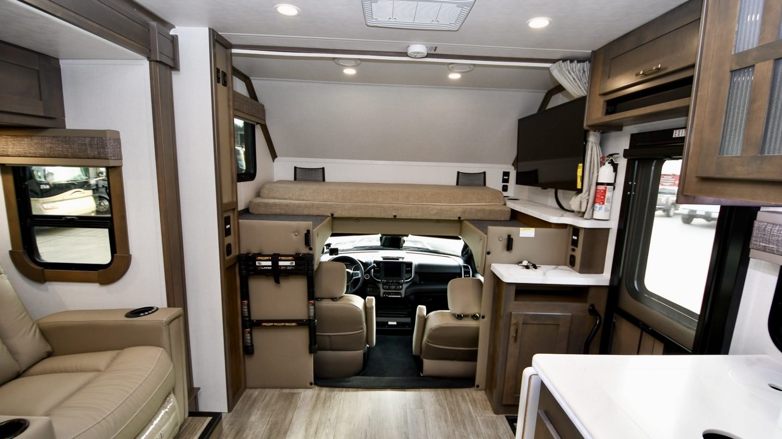 Meet The 2025 Dynamax Isata 5 30FW EXTREME - MoparInsiders